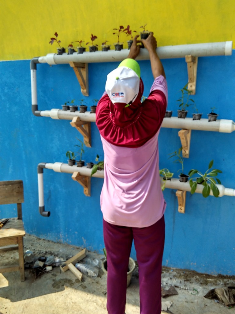 Pelatihan Pemanfaatan Sampah untuk Budidaya Toga dan Sayuran di Desa ...