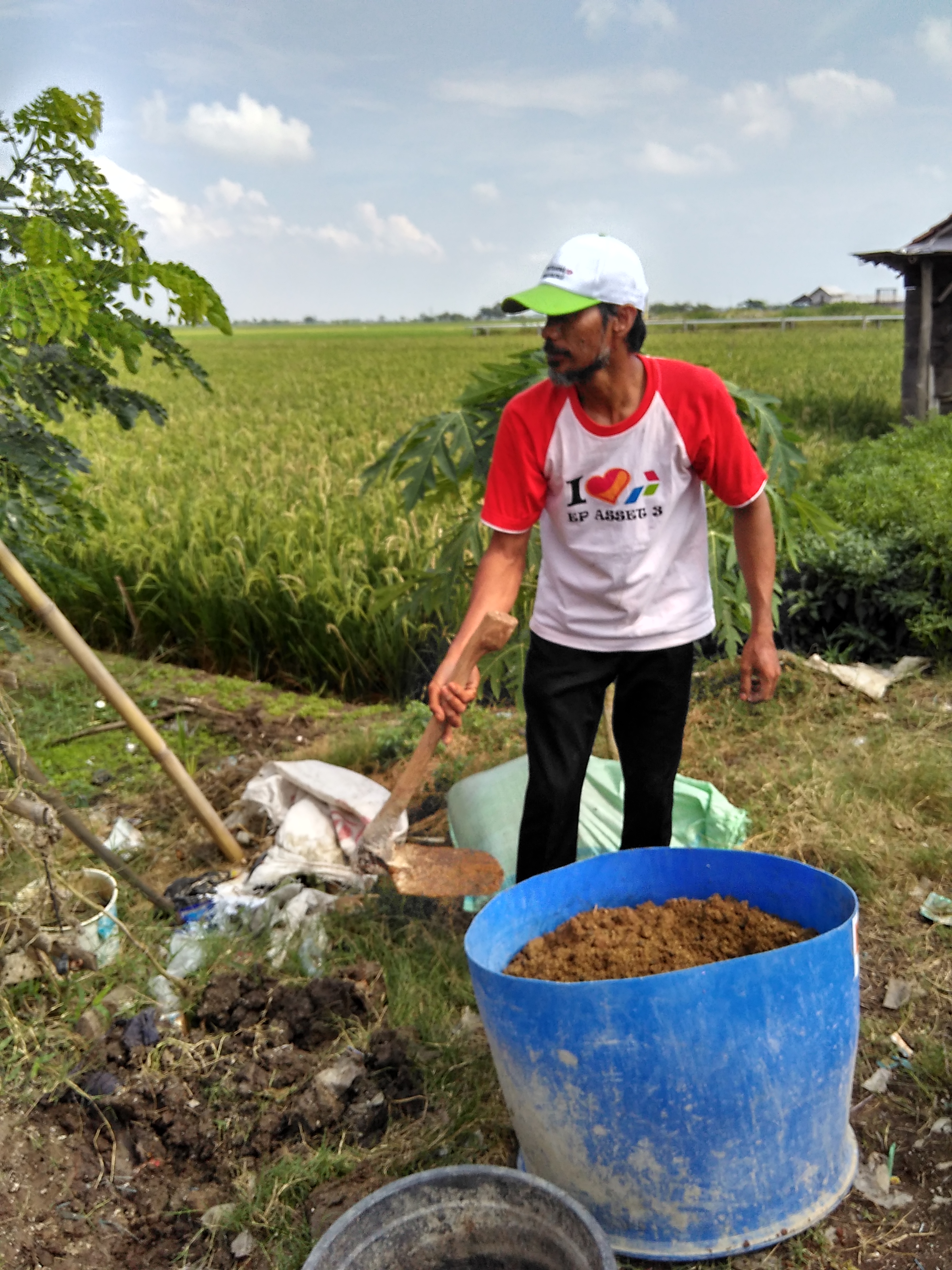 Pelatihan Pemanfaatan Sampah untuk Budidaya Toga dan Sayuran di Desa ...
